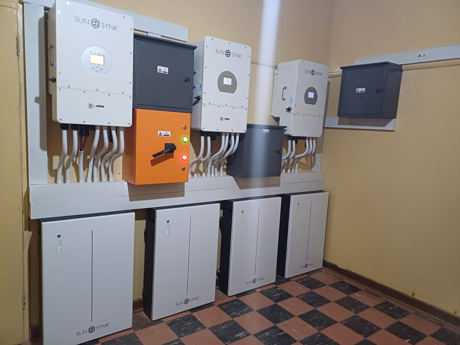 Hanover Hostel Hybrid and Back-up System - Scatec